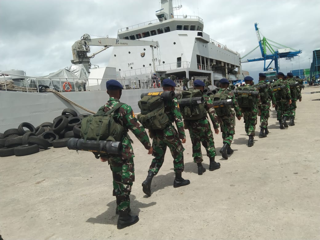 Siswa TNI AL Satdik 3 Kodiklatal Sorong Serpas Menuju KRI Teluk Lada ...
